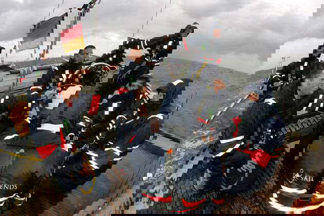 Die Sail & Friends Crew bei einer Crewbesprechung auf dem Achterschiff ...