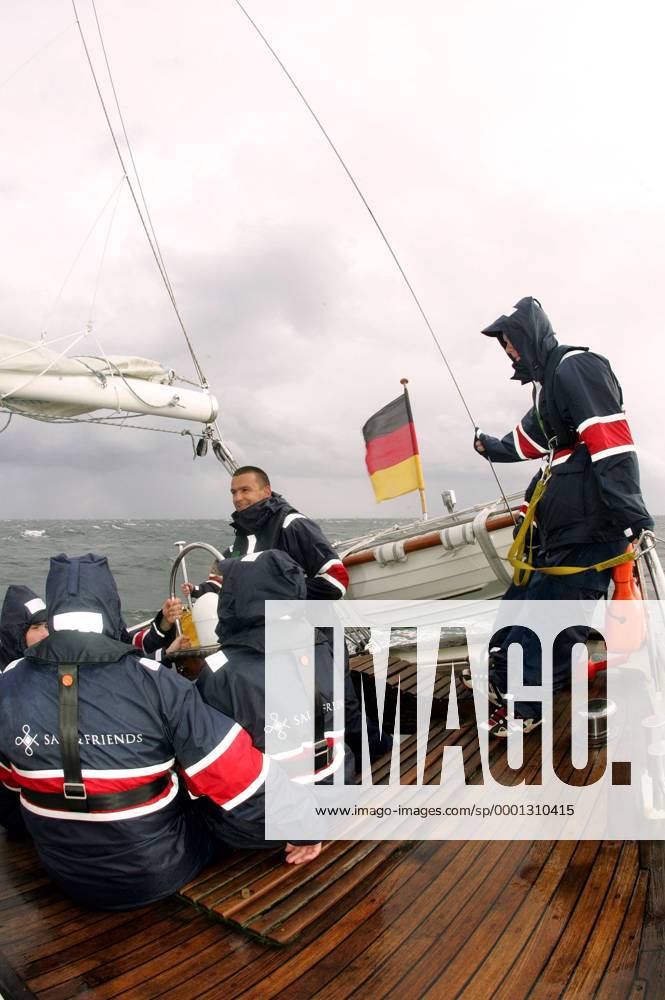 Die Sail & Friends Crew versammelt auf dem Achterschiff - MODEL ...