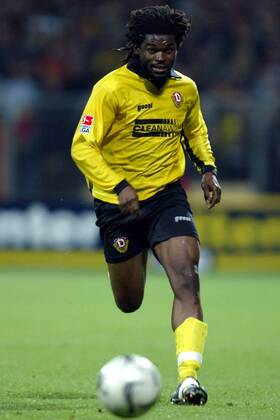 Daniel Jules Wansi (Dresden) am Ball Fußball 2. BL Herren Saison 2004 ...