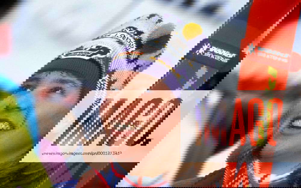 Katja Seizinger (Deutschland) verfolgt zufrieden das Renngeschehen ...