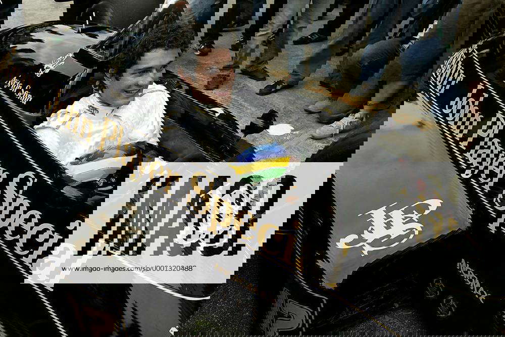 Bruno Senna, Neffe von Ayrton Senna im Cockpit eines historischen Lotus ...