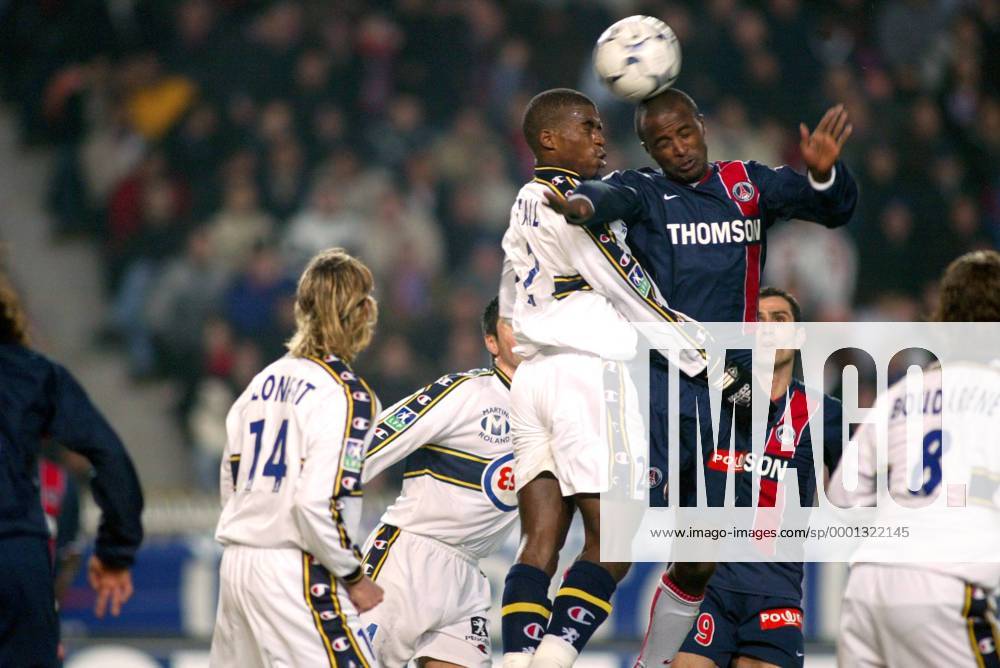 Reinaldo (Paris St. Germain, re.) mit einem Kopfball gegen Ibrahim Tall ...