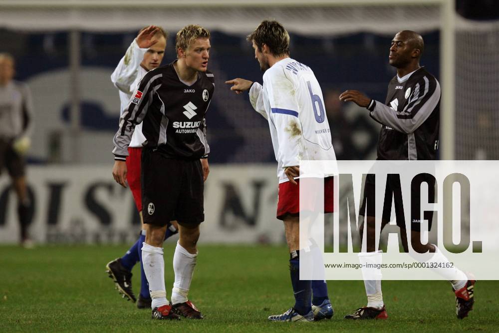 Raphael Wicky (HSV, re.) diskutiert mit Tobias Willi, re. Ellery Cairo ...