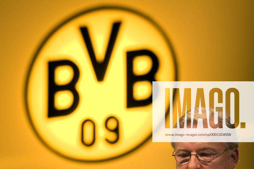 Präsident Dr. Gerd Niebaum während der Jahreshauptversammlung 2004 vor ...