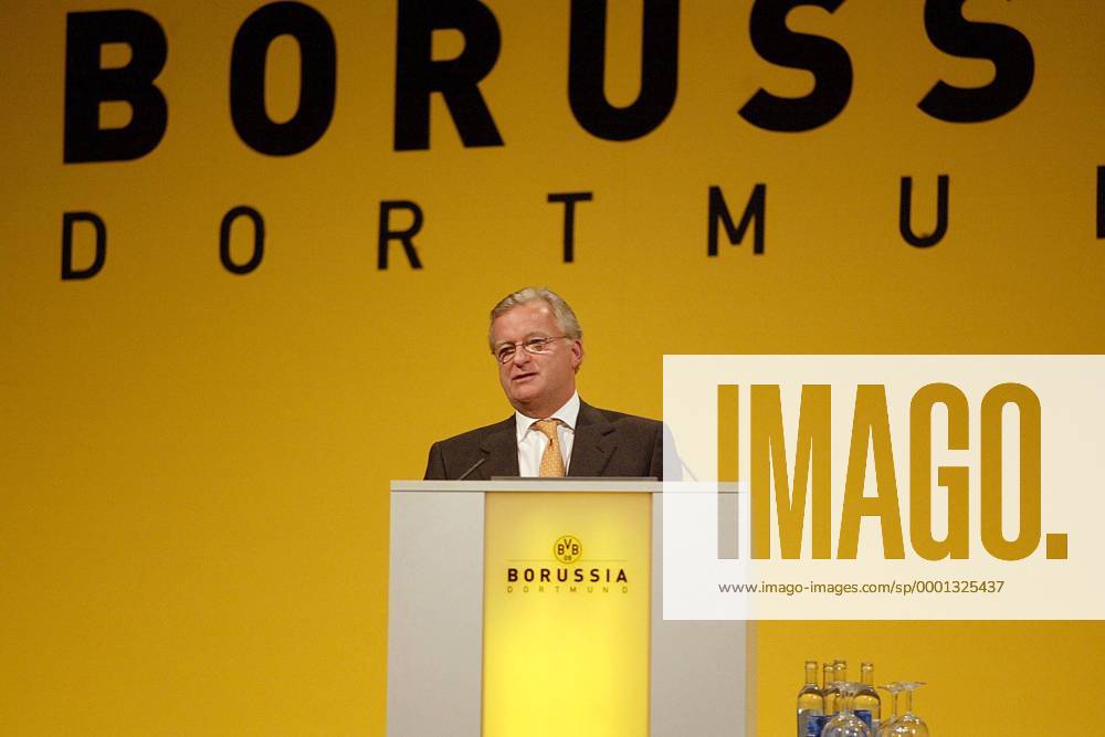 Geschäftsführer Dr. Gerd Niebaum (BVB) muß auf der Aktionärsversammlung ...