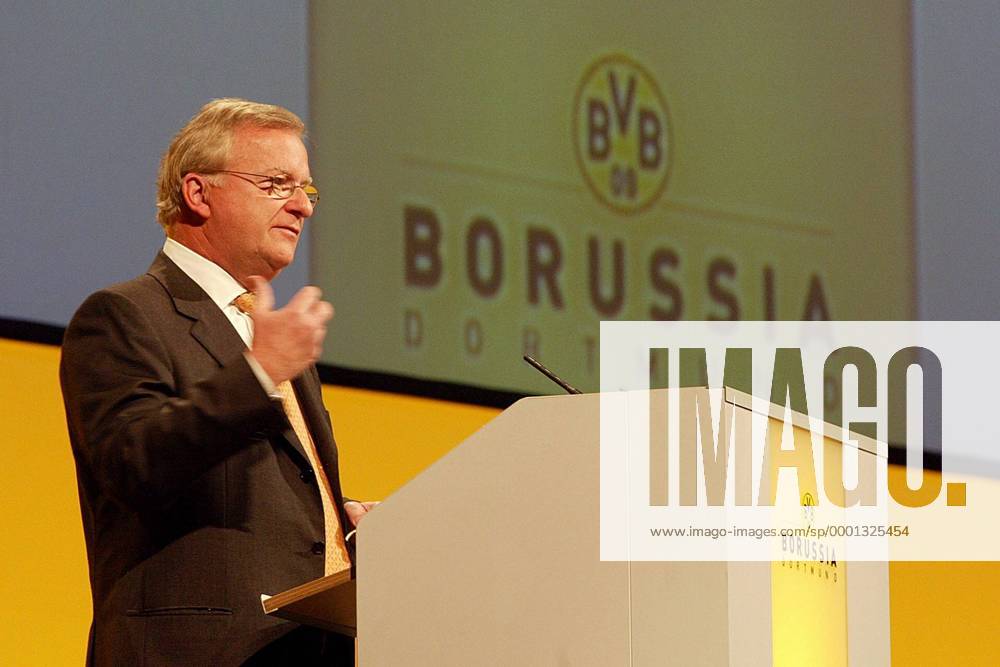 Geschäftsführer Dr. Gerd Niebaum (BVB) muß auf der Aktionärsversammlung ...