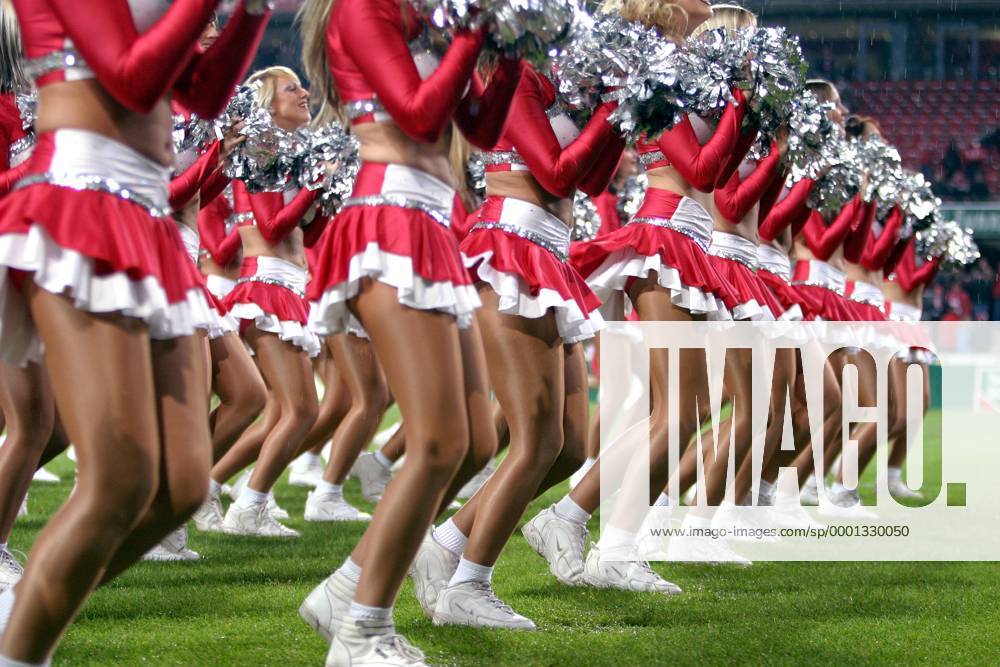 Die Beine der Cheerleader des 1. FC Köln Fußball 2. BL Herren Saison ...