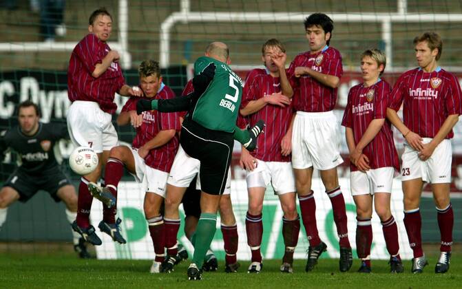 Robert Pocrnic schießt den Freistoß an der Mauer des BFC Dynamo vorbei ...