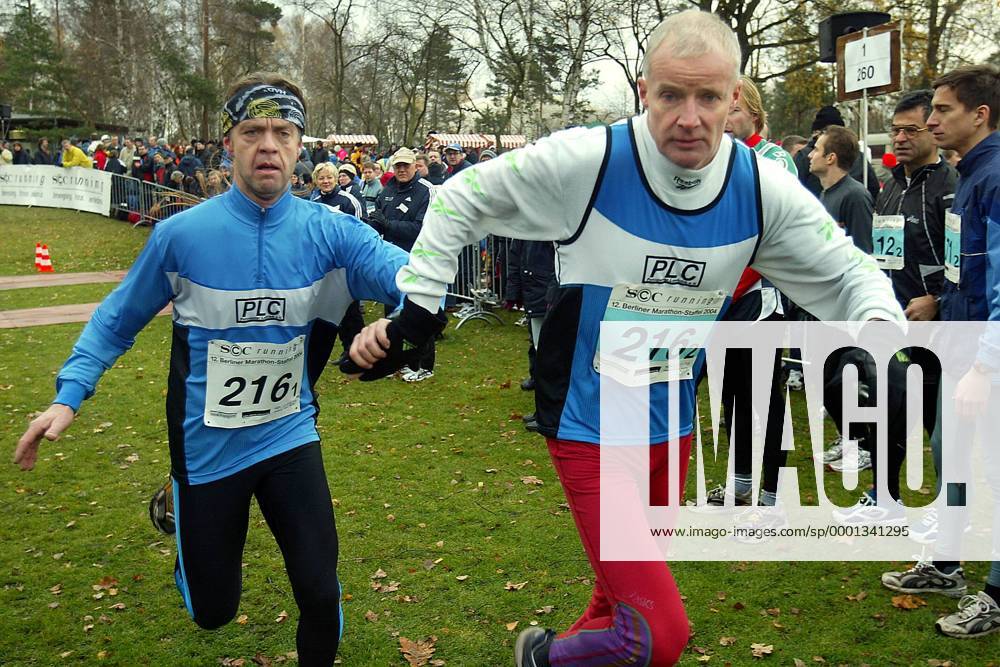 Ex Mittelstreckenläufer Olaf Beyer (re.) übernimmt bei der 12. Berliner ...