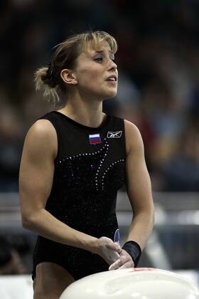 Elena Zamolodchikova präpariert ihre Hände mit Magnesia Turnen Damen 22 ...