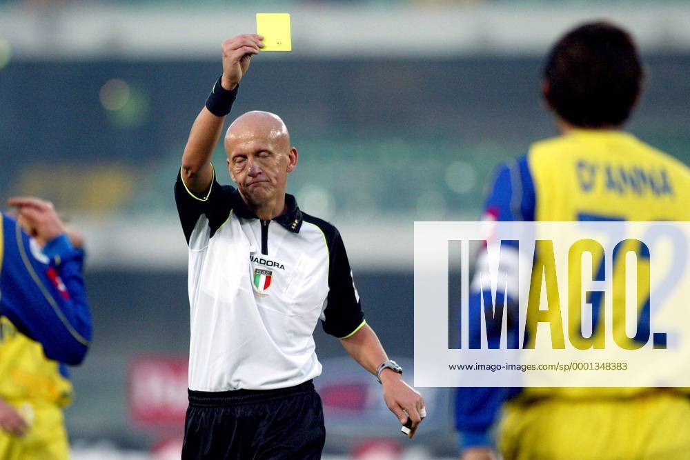 Schiedsrichter Pierluigi Collina (Italien) zeigt die gelbe Karte ...