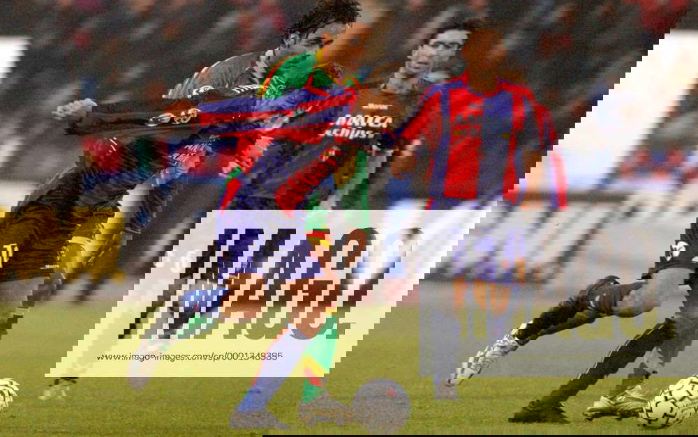 Tomas Locatelli (vorn, Bologna) gegen Erminio Rullo (Lecce) Fußball ...