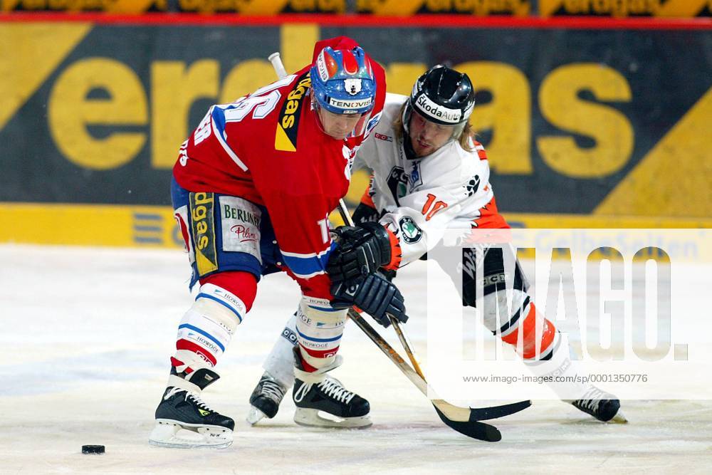 Rob Shearer (Eisbären Berlin, li.) gegen Christoph Paepke (Wolfsburg ...