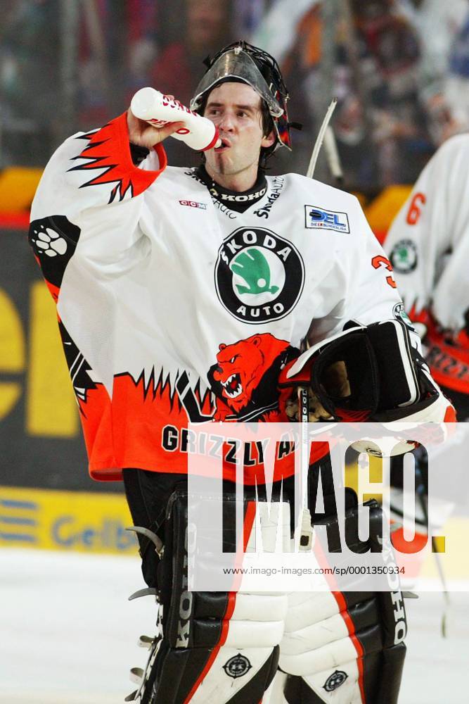 Goalie Marc Seliger gönnt sich eine Erfrischung Eishockey DEL Herren ...