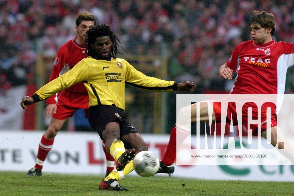 Daniel Jules Wansi (Dresden, li.) gegen Andreas Richter (Erfurt) Fußball 2. BL Herren Saison