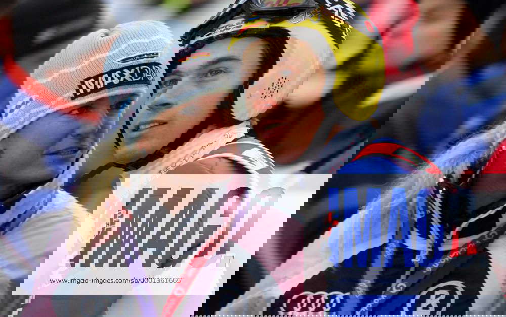 Michael Neumayer (re.) im Gespräch mit Physiotherapeutin Nicole ...