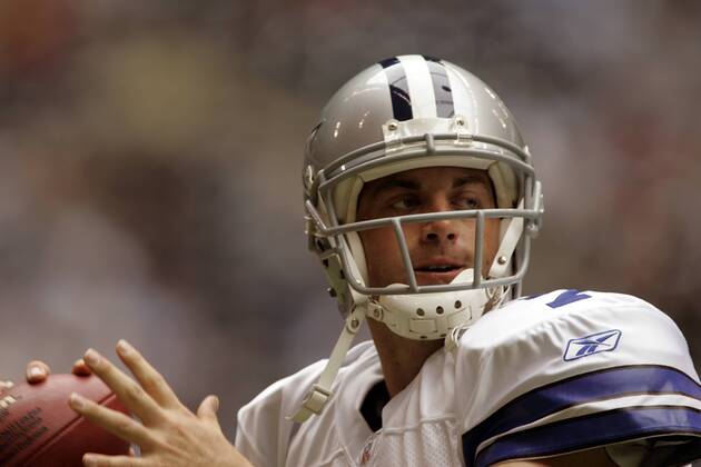 Quarterback Drew Henson (Dallas Cowboys) sucht eine Anspielstation ...