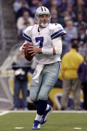 Quarterback Drew Henson (Dallas Cowboys) sucht eine Anspielstation ...