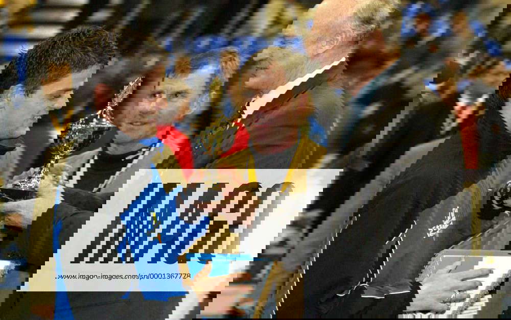 NOFV-Präsident Hans Georg Moldenhauer (re.) überreicht Torsten Ziegner ...