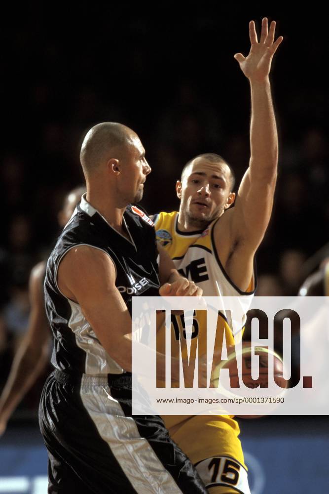 Bogdan Popescu (Oldenburg, re.) gegen James Havrilla (Trier) Basketball ...