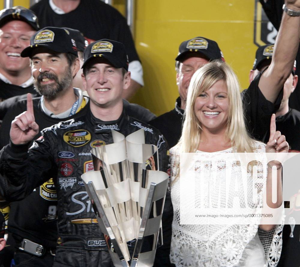 Gesamtsieger Kurt Busch (USA Ford) und Freundin Eva Bryan präsentieren ...