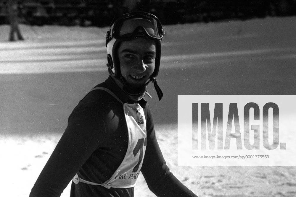 Manfred Deckert (DDR) freut sich über seinen 2. Platz Skispringen OS ...