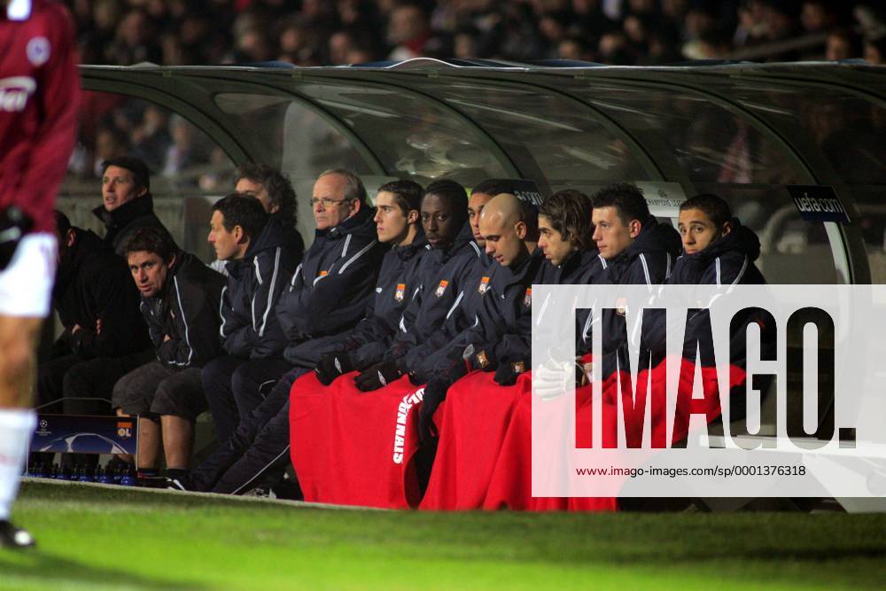 Ersatzbank Lyon in Decken gehüllt v.re.: Yohan Gomez, Torwart Daniel ...