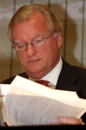 Präsident Dr. Gerd Niebaum blättert in seinen Unterlagen Fußball 1. BL ...