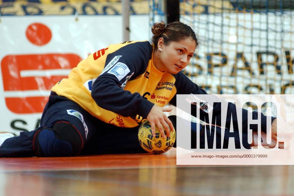 Torfrau Ionica Munteanu (Leipzig) beim Aufwärmen Handball Damen EHF-Cup 2004 2005, Pokal