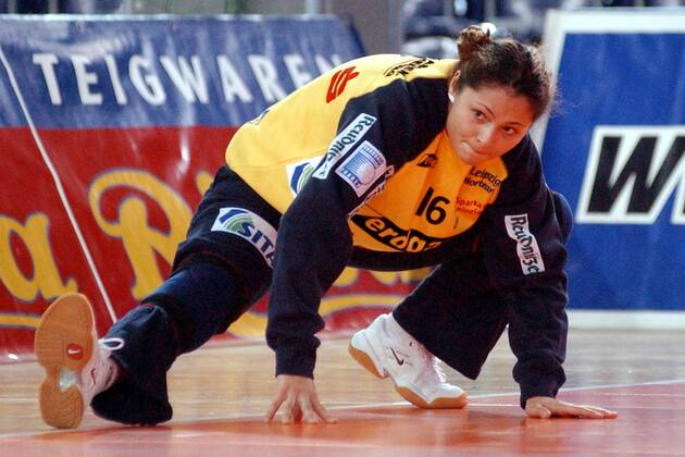 Torfrau Ionica Munteanu beim Aufwärmen Handball Damen EHF-Cup 2004 2005, Pokal, Europapokal