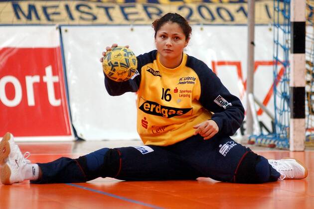 Torfrau Ionica Munteanu beim Aufwärmen Handball Damen EHF-Cup 2004 2005, Pokal, Europapokal