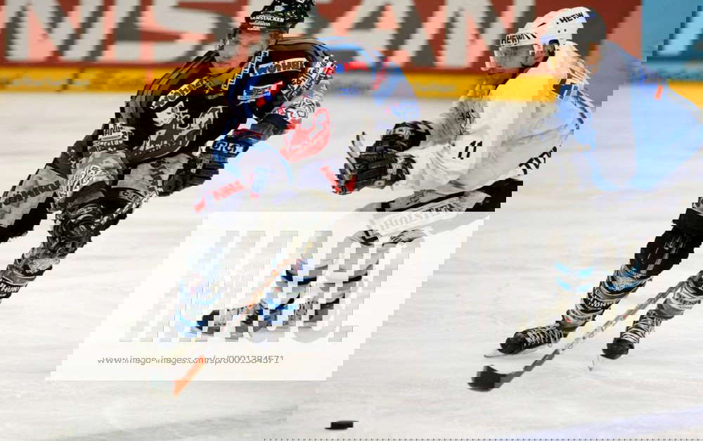 Pascal Trepanier (Nürnberg, li.) am Puck , daneben Dave Tomlinson ...