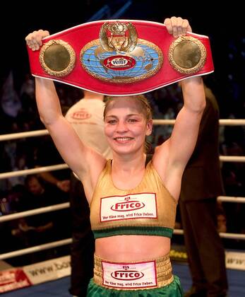 Regina Halmich präsentiert stolz ihren Weltmeistergürtel Boxen WM Damen ...