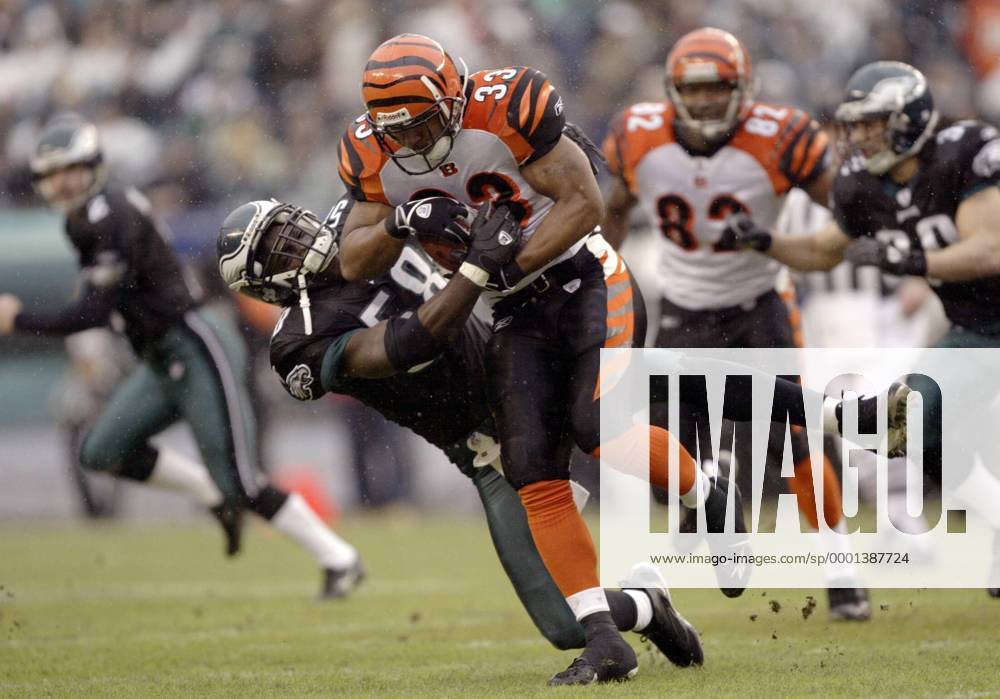 Running Back Kenny Watson getackelt von Linebacker Ike Reese ...
