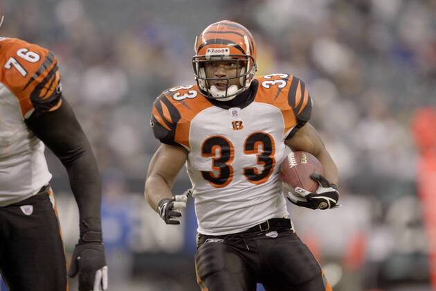 Running Back Kenny Watson getackelt von Linebacker Ike Reese ...