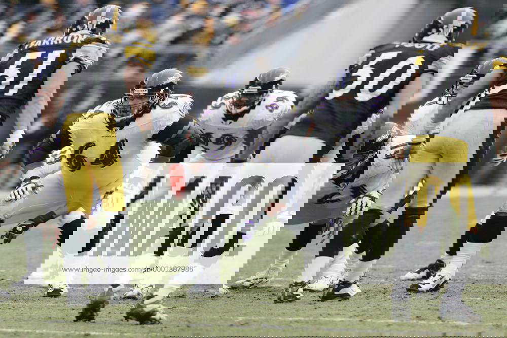 Guard Edwin Mulitalo (Baltimore Ravens, Mitte) hat Linebacker James ...