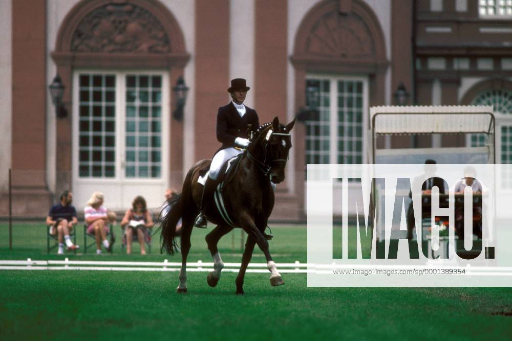 Thomas Lösch (Deutschland) reitet mit Imperial über den Wiesbadener ...
