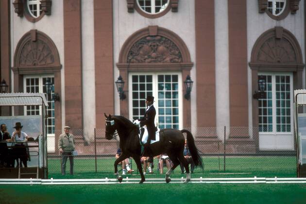 Thomas Lösch (Deutschland) reitet mit Imperial über den Wiesbadener ...