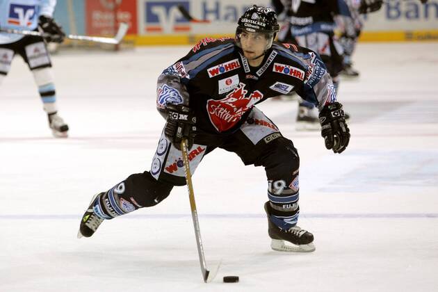 Greg Leeb (Nürnberg) am Puck Eishockey DEL Herren Deutsche Eishockey ...