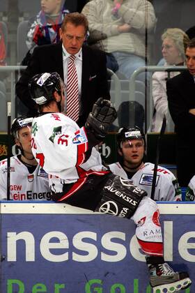 Trainer Hans Zach (Köln) im Gespräch mit einem seiner Spieler Eishockey ...