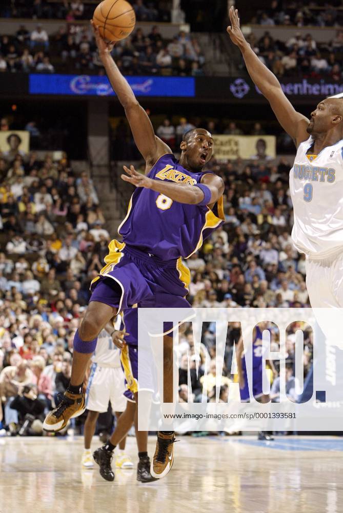 Kobe Bryant (Los Angeles Lakers, li.) - Korbwurf gegen Bryon Russel ...