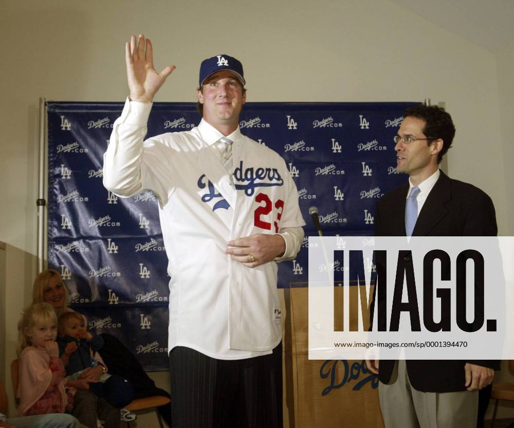 Neuzugang Derek Christopher Lowe (li.) und Manager Paul DePodesta ...