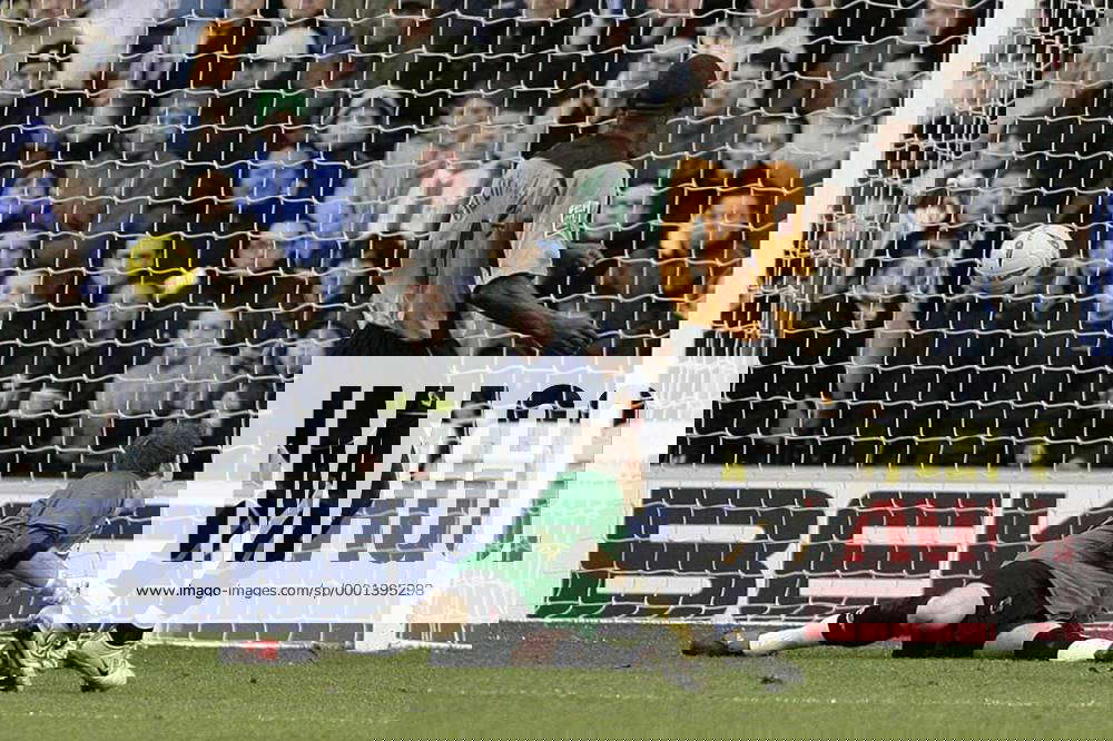 Seyi Olofinjana (Wolves, re.) trifft zum 0:1, Torwart Graham Stack ...