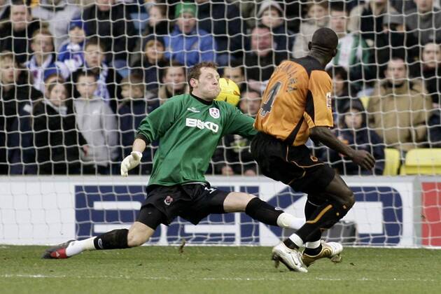 Seyi Olofinjana (Wolves, re.) trifft zum 0:1, Torwart Graham Stack ...