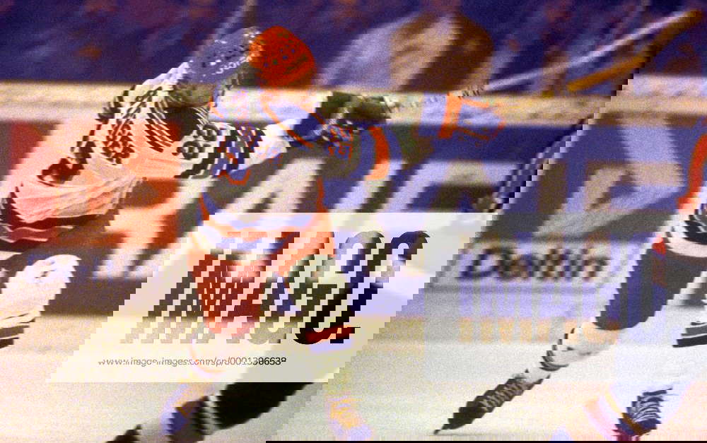 Helmut Steiger (Landshut) zieht ab Eishockey 1. BL Herren Saison 1982 ...