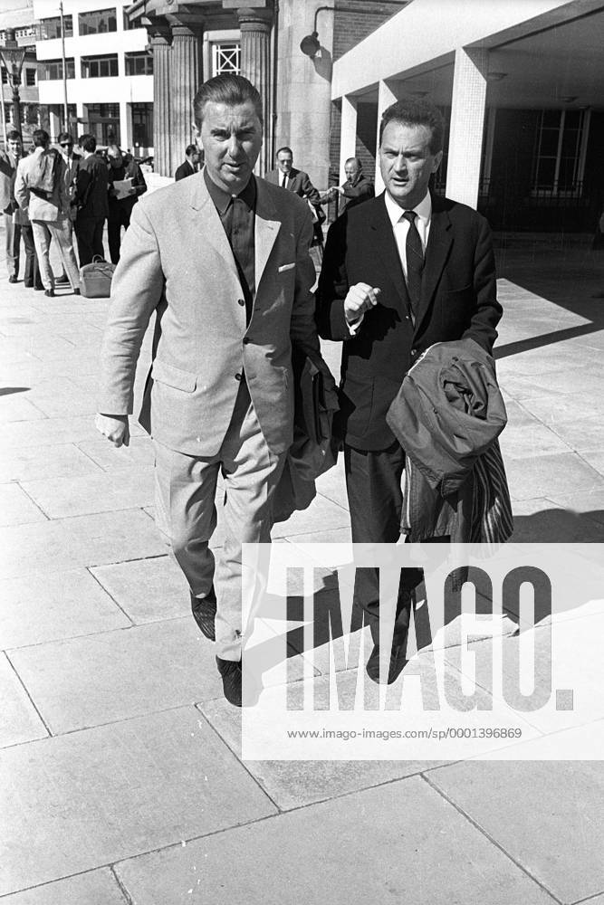 WDR Sportreporter Kurt Brumme (BR Deutschland) im Gespräch mit seinem ...