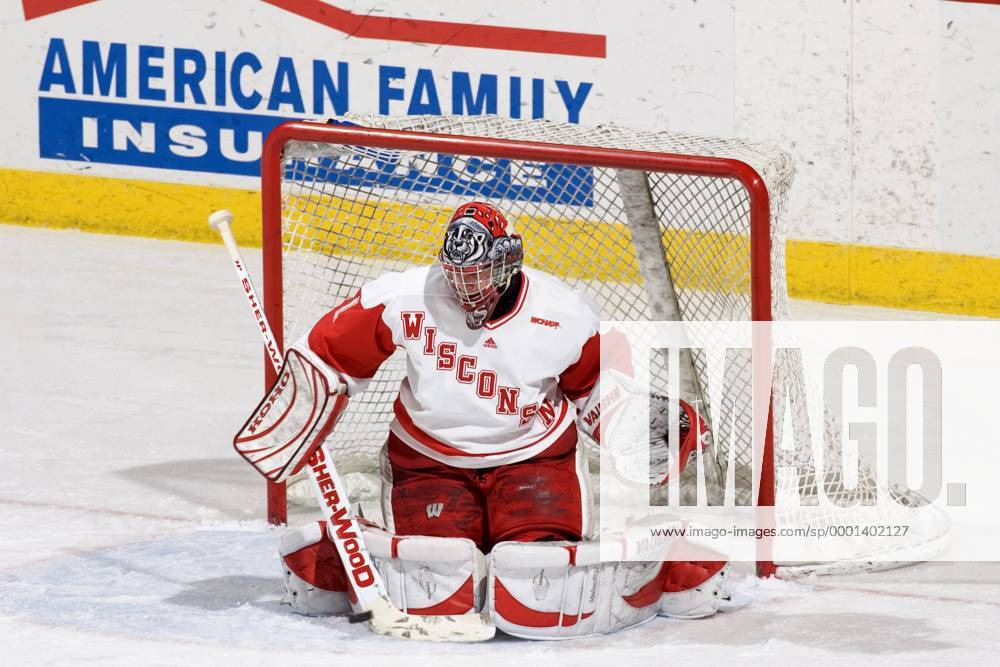 Goalie Brian Elliott (Wisconsin Badgers) wehrt den Puck ab ...