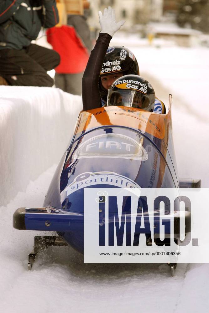 Pilotin Susi Erdmann und Annegret Dietrich (Deutschland 2) bejubeln ihren dritten Platz Bobsport