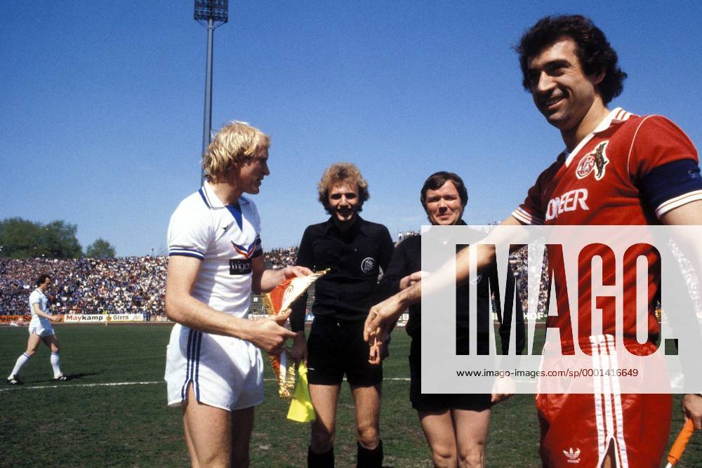 Shakehands der Kapitäne: Bernd Cullmann (re., Köln) und Rolf Rüssmann ...