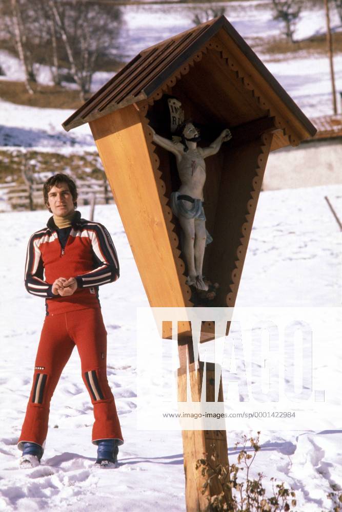 Herbert Plank (Italien) neben einem Kruzifix in seiner Heimatstadt ...